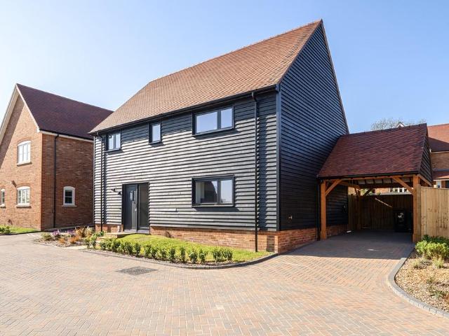 Kirdford Road, Wisborough Green. 3 bed detached house to rent £2,950 pcm £681 pw