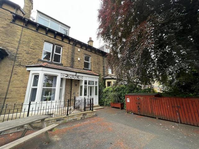 Kirkgate, Shipley BD18, 2 bed flat to rent, £895 pcm | PrimeLocation
