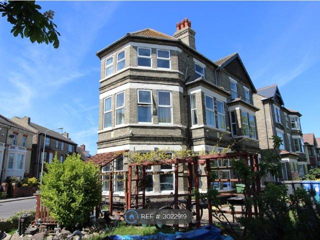 Kirkley Cliff Road, Lowestoft NR33, 2 bed flat to rent, £850 pcm | PrimeLocation