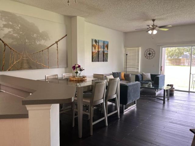 Kissimmee Home, a 15 mins drive to transit stop W