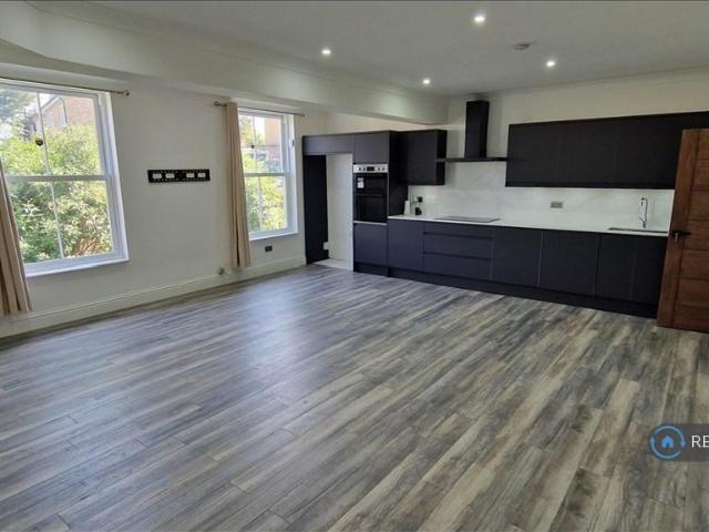 Kitchener Avenue, Kent, DA12 5 bed detached house to rent £2,700 pcm £623 pw