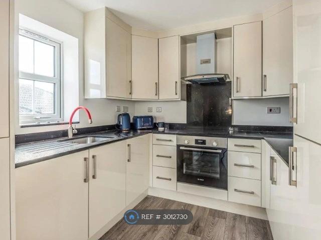 Kitchener House, High Wycombe HP11, 2 bed flat to rent, £1,450 pcm | PrimeLocation