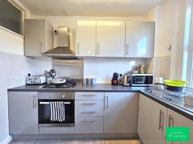 Kitchener Road N2, 2 bed flat to rent, £2,000 pcm | PrimeLocation