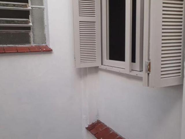 Kitnet à venda com banho, 30 M2, Menino Deus