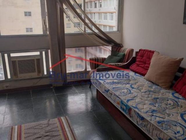 Kitnet a poucos passos da praia do Boqueirão, 28m², com armários
