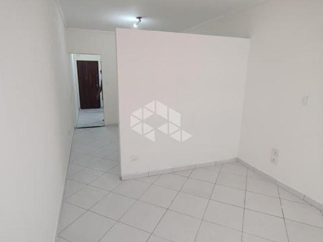 Kitnet dividida com quarto e sala, 33M². Perto da estação Sé do metrô