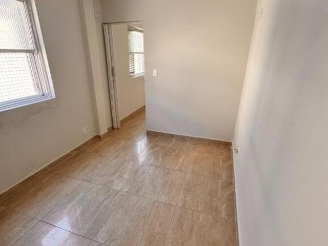 Kitnet dividida p/01 dormitporio com 33 M² em Praia Grande, Boqueirão, prédio próximo a praia e ao c