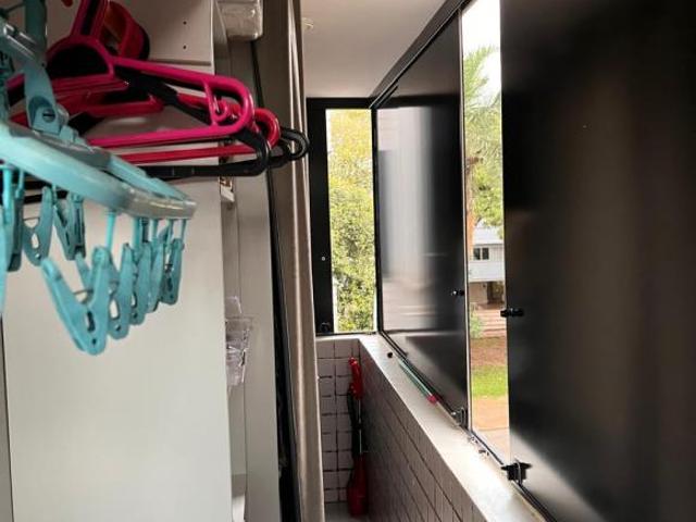 kitnet espeçosa com elevador, closet e armários ASA NORTE