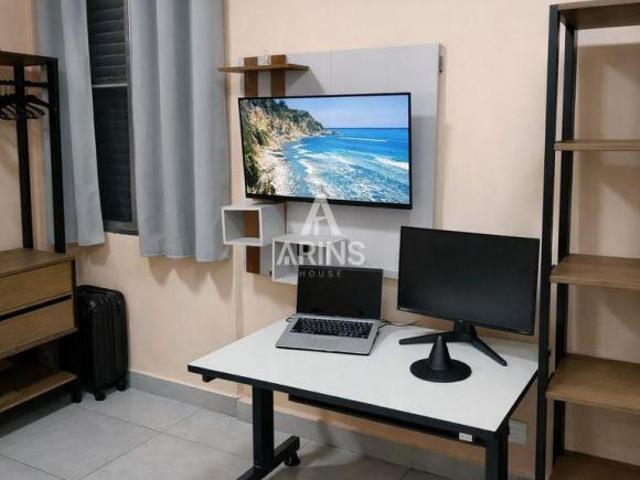 Kitnet no Gonzaga a 1 quadra da praia, com vaga e portaria 24h