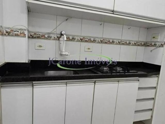 Kitnet / Stúdio reformado em excelente localização a 1 quadra da Praia em Santos / SP