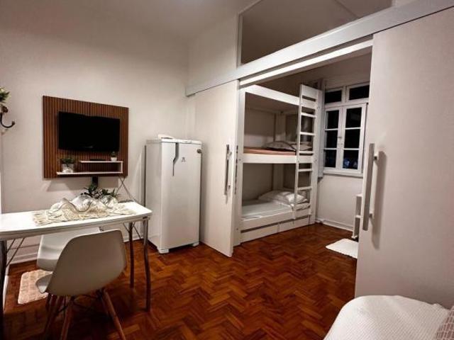 Kitnet padrão em excelente localização nas Pitangueiras