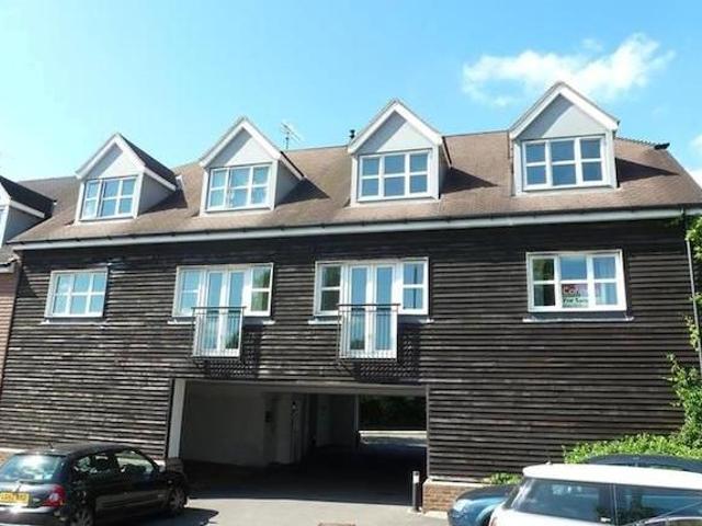 Kitsbridge House, Copthorne RH10, 1 bed flat to rent, £1,100 pcm | PrimeLocation