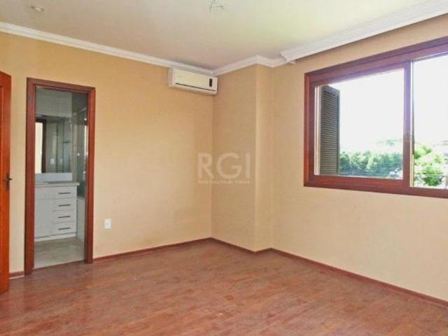 Kotel Imobiliária vende excelente casa em condomínio fechado com 3 dormitórios