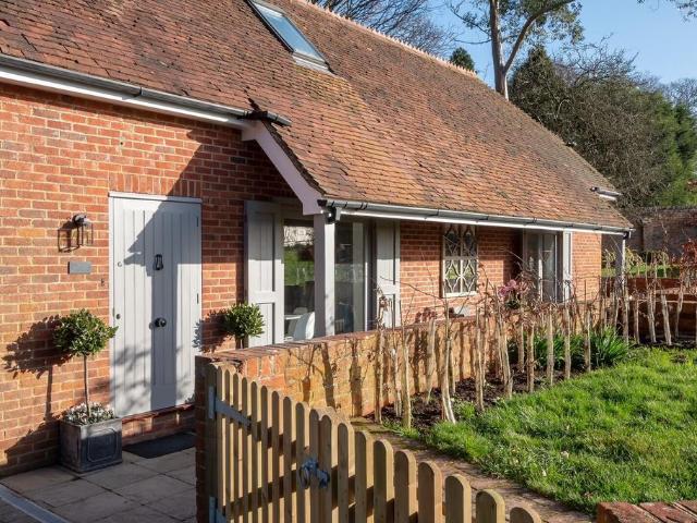 Knowle Lane, Cranleigh, GU6 2 bed cottage to rent £3,900 pcm £900 pw