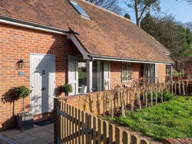 Knowle Lane, Cranleigh GU6, 2 bed cottage to rent, £3,900 pcm | PrimeLocation