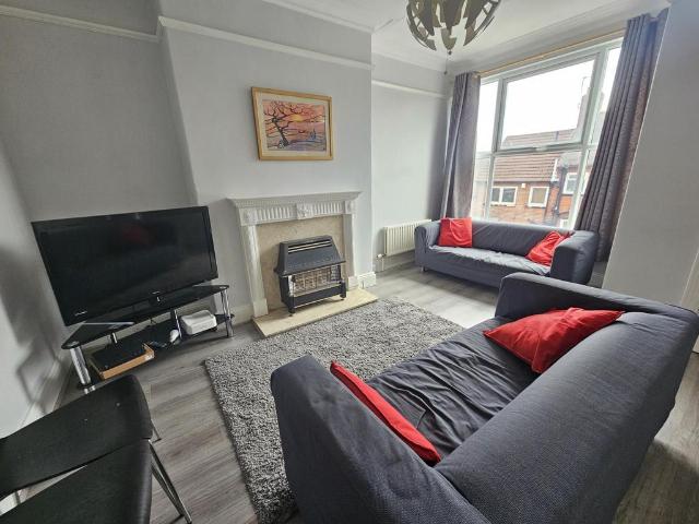 Knowle Mount, Leeds 4 bed house to rent £2,115 pcm £488 pw