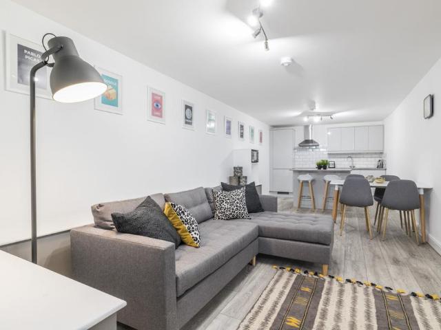 Knowle Mount, Leeds LS4 2 bed house to rent £1,603 pcm £370 pw