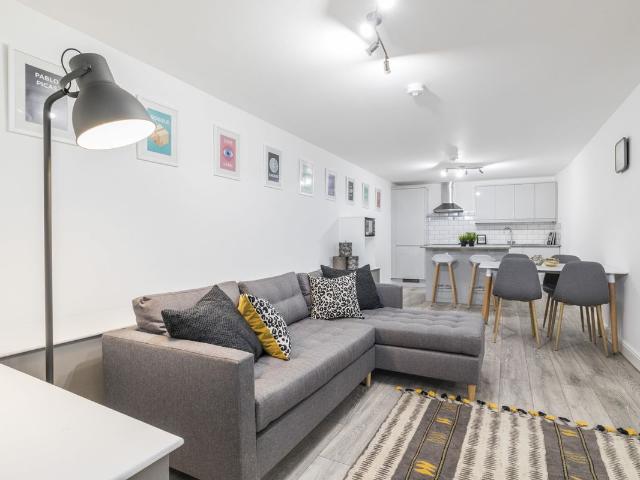 Knowle Mount, Leeds LS4, 2 bed shared accommodation to rent, £802 pppm | PrimeLocation