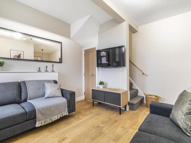 Knowle Terrace, Leeds LS4 4 bed house to rent £2,687 pcm £620 pw