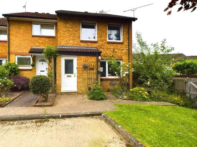Knole Close, Pound Hill RH10, 1 bed flat to rent, £1,175 pcm | PrimeLocation