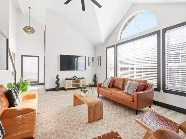 Knoll Ridge Drive