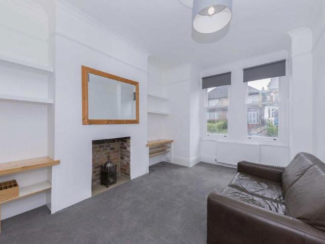 Knollys Road, London SW16 2 bed flat to rent £1,800 pcm £415 pw