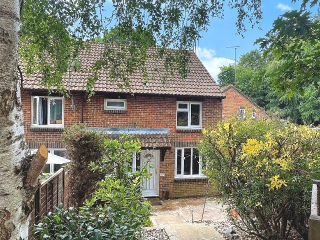 Knaphill, Woking GU21, 1 bed terraced house to rent, £1,250 pcm | PrimeLocation