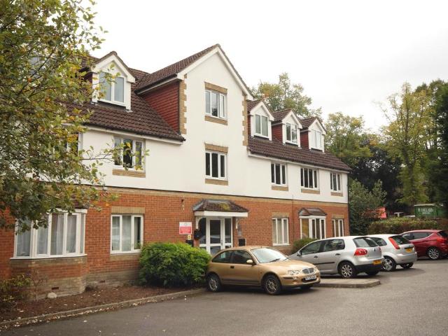 Knaphill, Woking GU21 2 bed flat to rent £1,450 pcm £335 pw