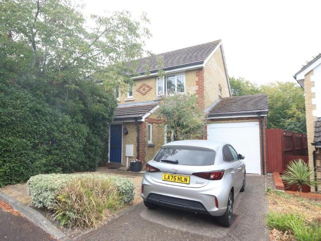 Knaphill, Woking GU21 3 bed semi detached house to rent £2,300 pcm £531 pw