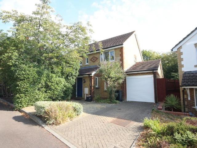 Knaphill, Woking GU21 3 bed semi detached house to rent £2,300 pcm £531 pw