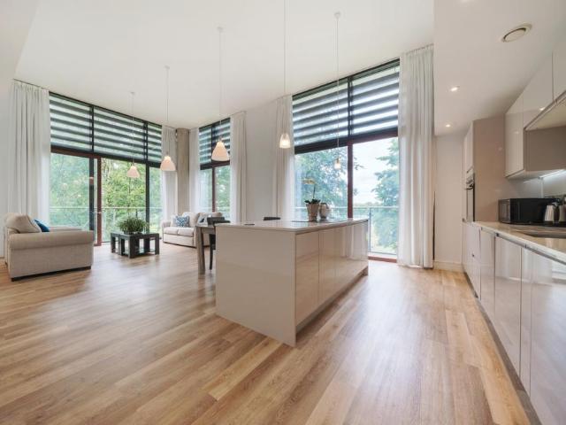 Knaresborough Drive, Earlsfield. 2 bed flat to rent £4,000 pcm £923 pw