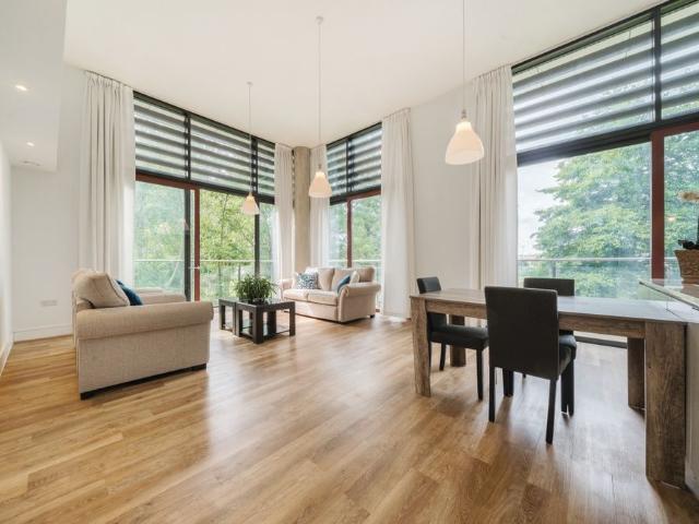 Knaresborough Drive, Earlsfield, London, SW18