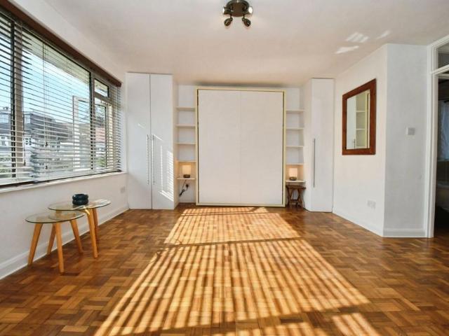 Kneller Road, TW2