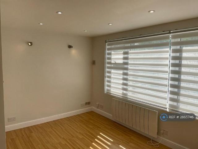 Kneller Road, Twickenham, TW2 1 bed flat to rent £1,290 pcm £298 pw