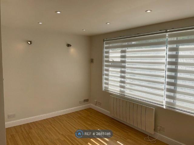 Kneller Road, Twickenham TW2, 1 bed flat to rent, £1,290 pcm | PrimeLocation