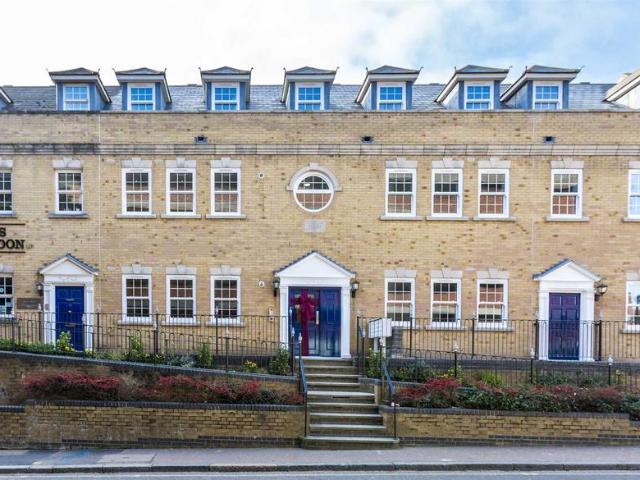 Knight Court, Brentwood, Essex, CM14 2 bed flat to rent £1,675 pcm £387 pw