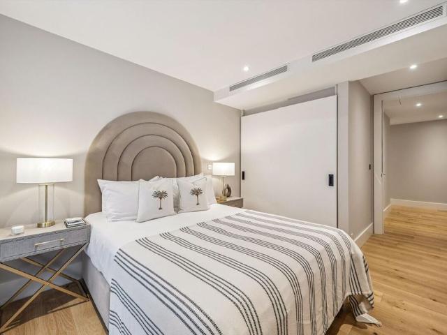 Knight Frank are delighted to offer this three bedroom furnished apartment on Baker Street