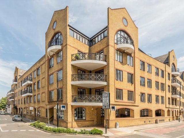 Knighten Street, London E1W 2 bed flat to rent £3,000 pcm £692 pw