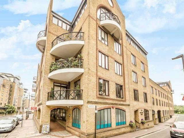 Knighten Street, London E1W 2 bed flat to rent £2,800 pcm £646 pw