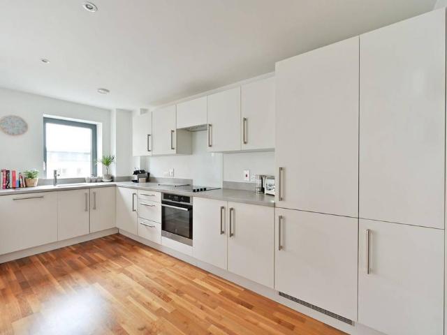 Knightley Walk, Putney, London, SW18 1 bed flat to rent £2,350 pcm £542 pw