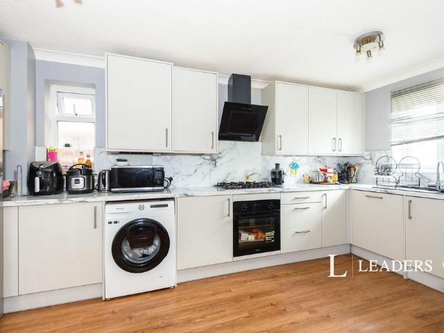 Knighton Road, RH1 3 bed semi detached house to rent £2,300 pcm £531 pw