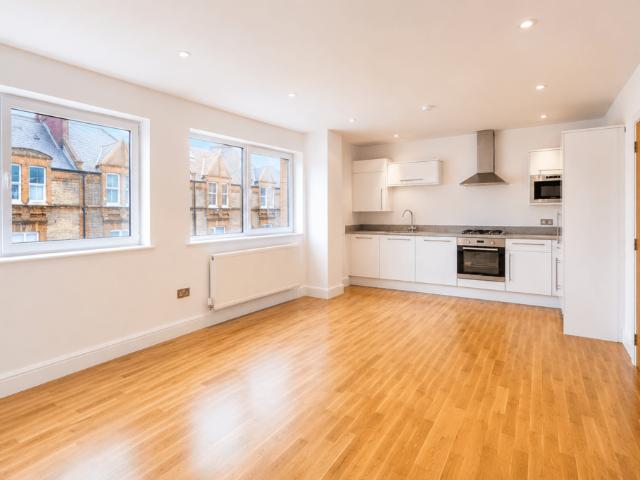 Knights Hill, London, SE27 2 bed flat to rent £2,000 pcm £462 pw