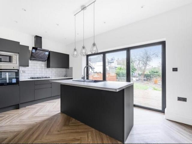 Knights hill, London SE27 5 bed semi detached house to rent £4,050 pcm £935 pw