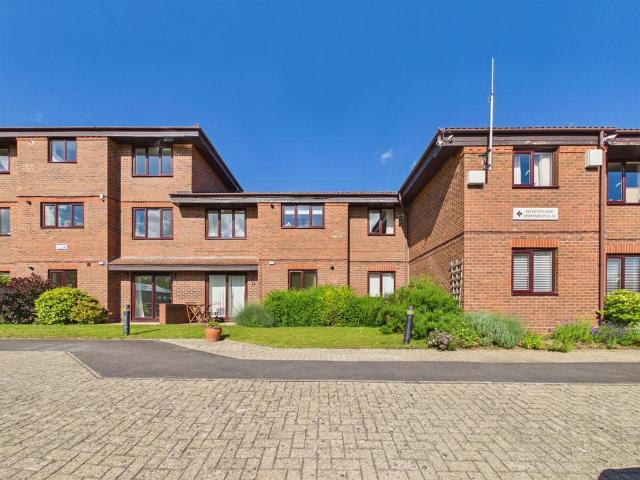 Knights Lane, Tiddington. 1 bed retirement property to rent £1,000 pcm £231 pw