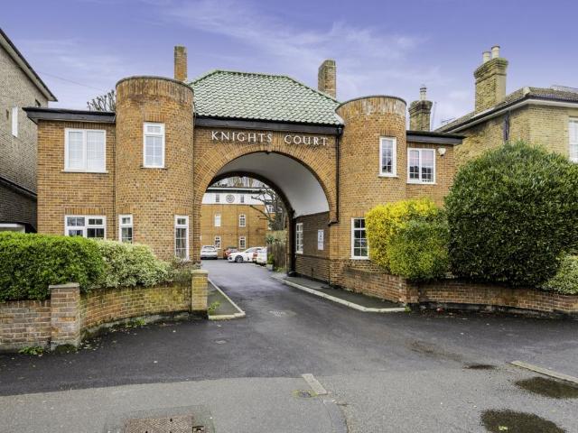 Knights Park Kingston upon Thames KT1 3 bed flat to rent £2,600 pcm £600 pw