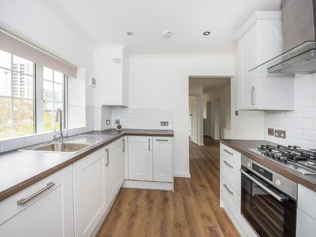 Knights Park Kingston upon Thames KT1 3 bed flat to rent £3,995 pcm £922 pw