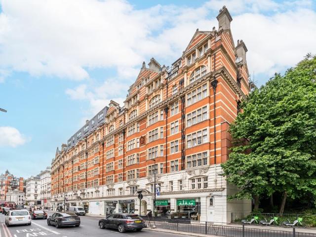 Knightsbridge Knightsbridge SW1X 3 bed apartment to rent £9,100 pcm £2,100 pw
