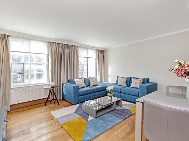 Knightsbridge, London. SW3 2 bed flat to rent £4,500 pcm £1,038 pw