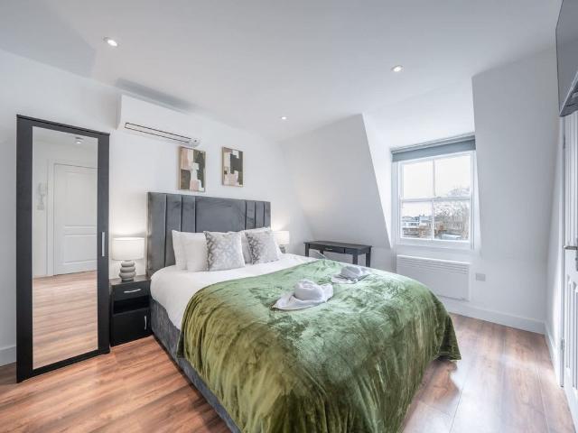Knightsbridge SW3, Studio to rent, £2,896 pcm | PrimeLocation