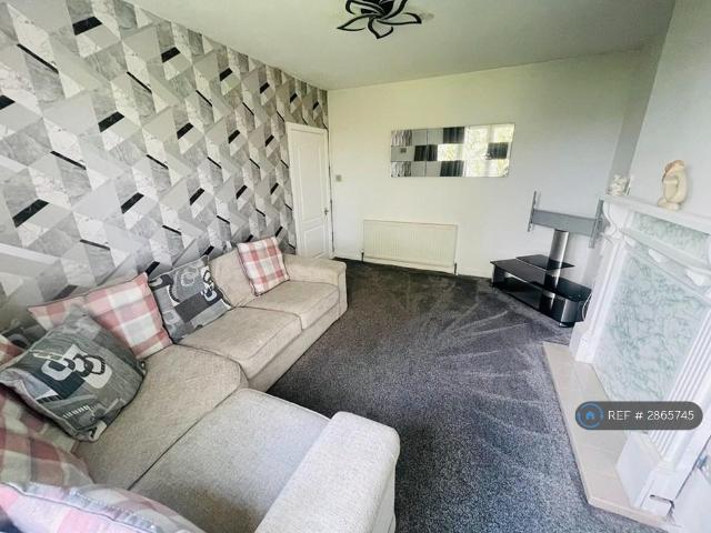 Knightswood, Glasgow, G13 2 bed flat to rent £1,050 pcm £242 pw